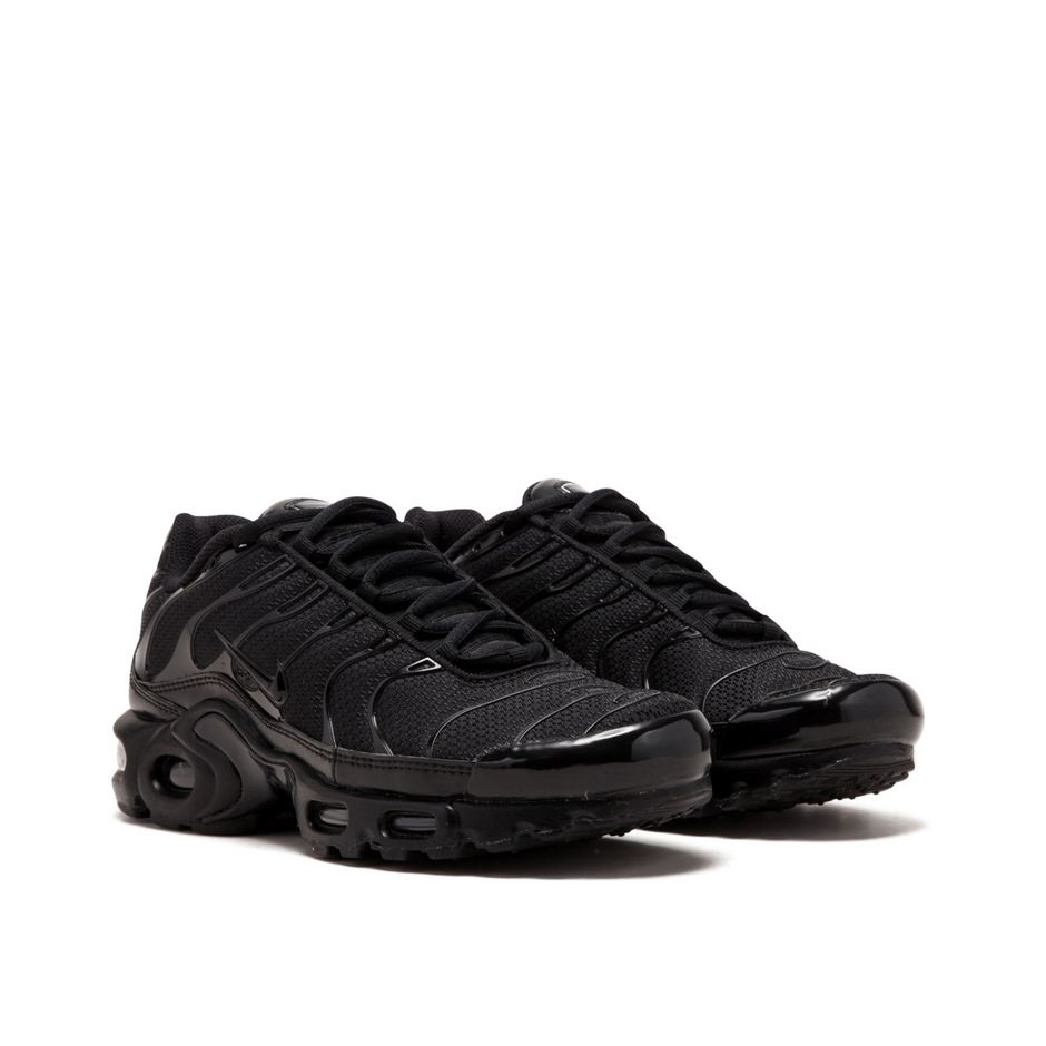 NIKE – Level Shoes